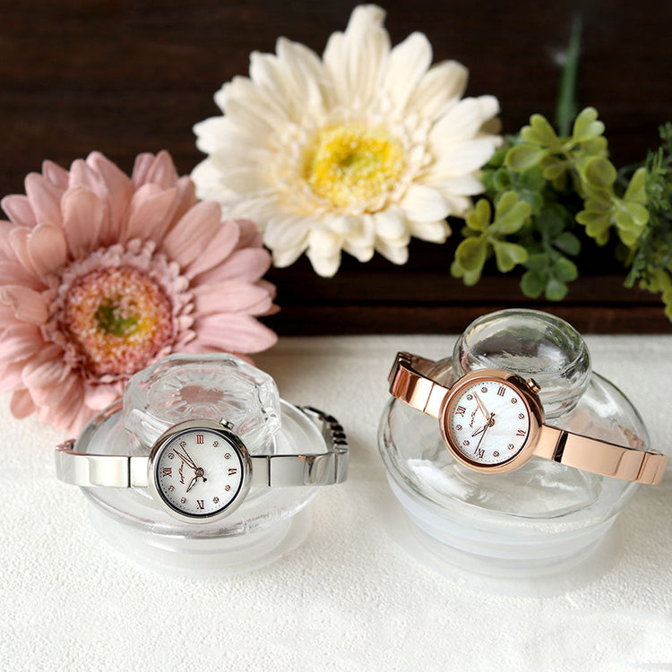 The dial uses natural pearls that can enjoy various expressions depend ...